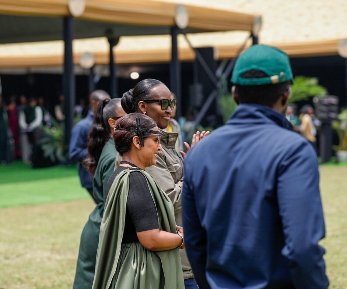 Madame Jeannette Kagame yifatanyije n'abandi mu kwita izina abana b ...